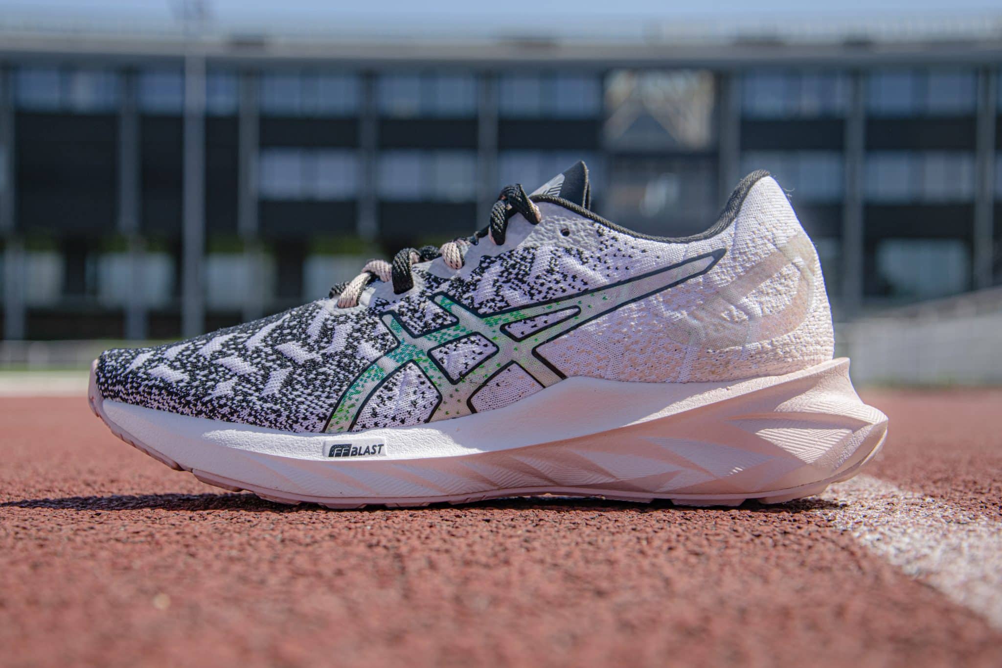 Zoom sur la DYNABLAST d'ASICS à la mousse FLYTEFOAM BLAST